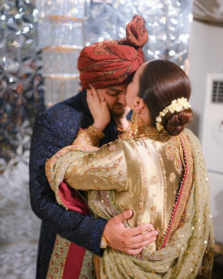 Aiman Khan and Minal Khan HD Family Pictures from Brother's Barat ...