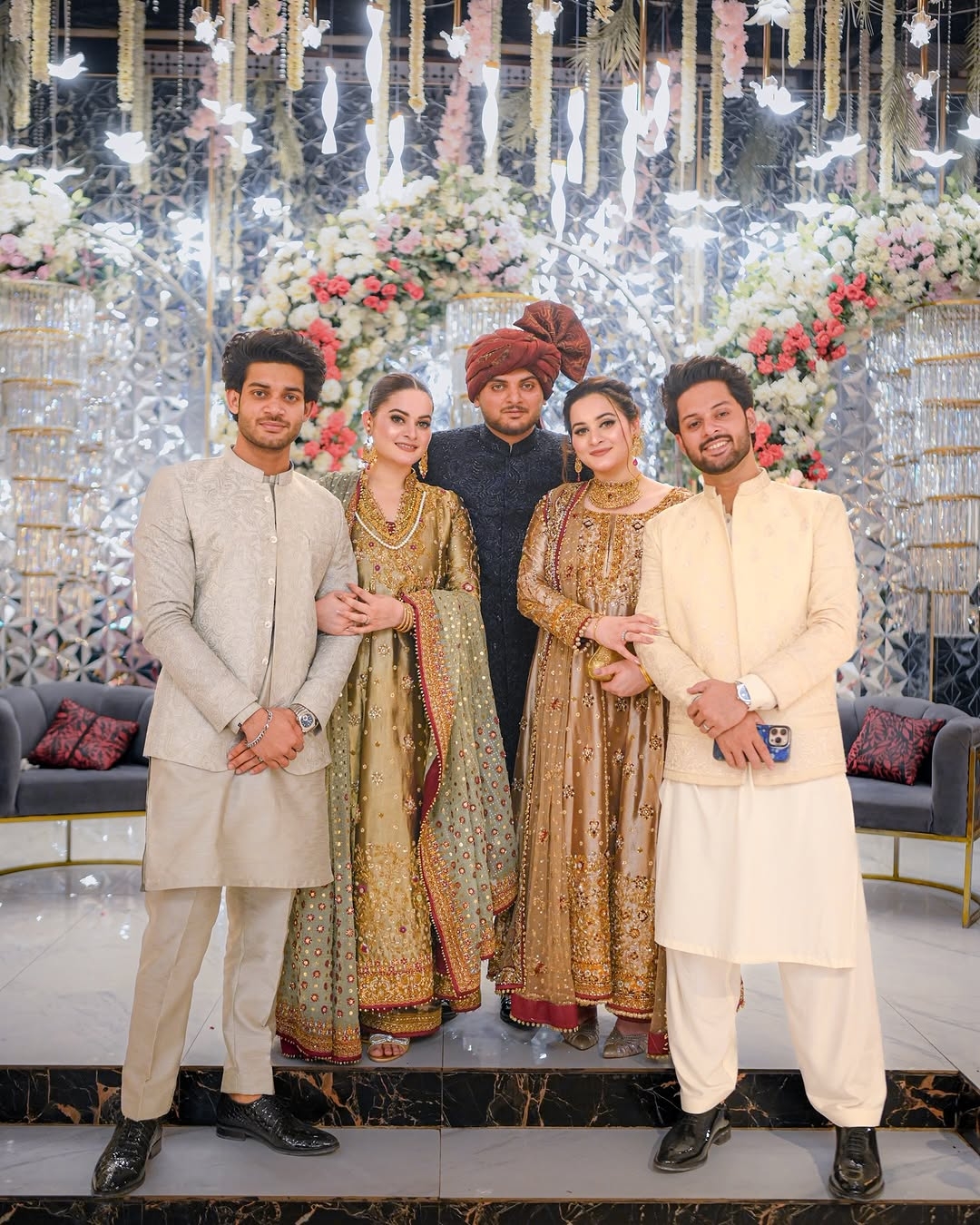 Aiman Khan and Minal Khan HD Family Pictures from Brother's Barat ...