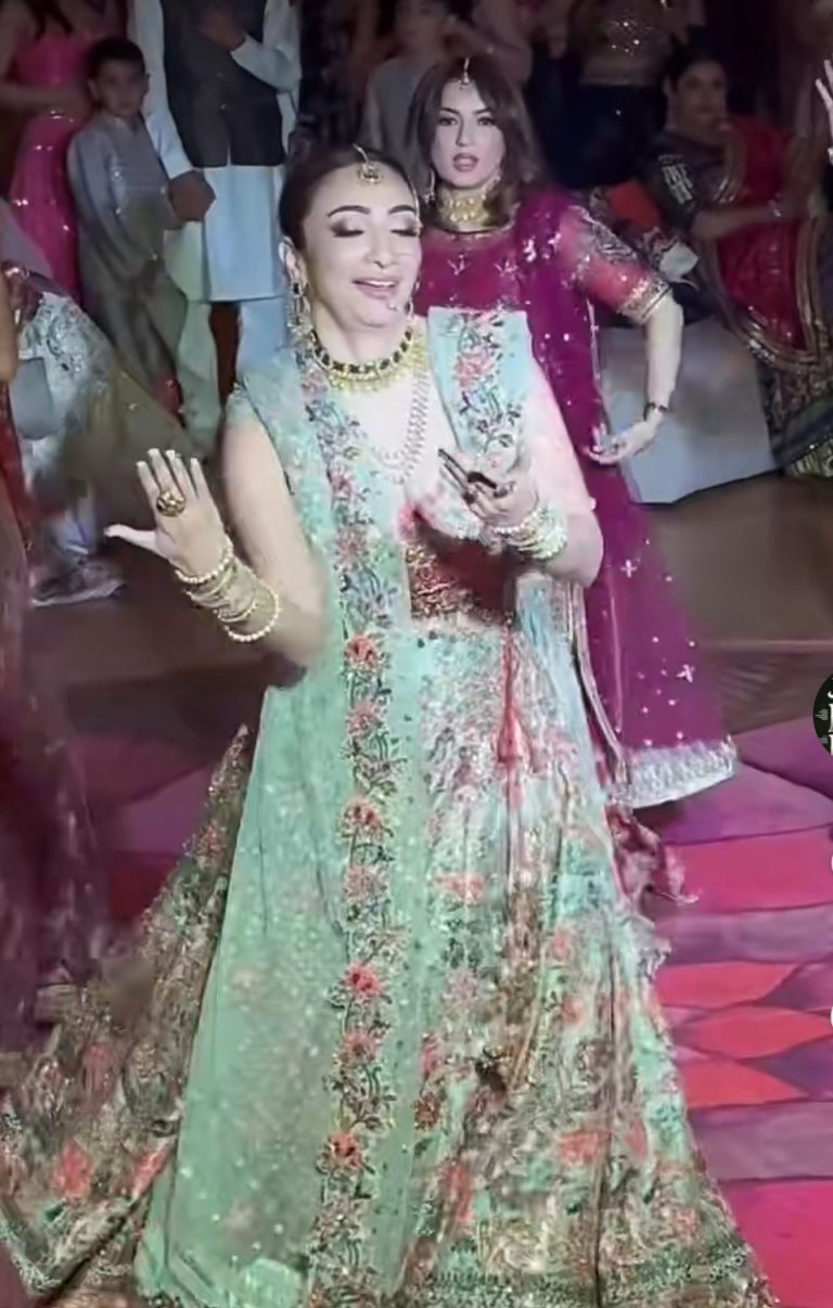 Anoushay Ashraf's Beautiful Dance From Shehndi Event | Reviewit.pk