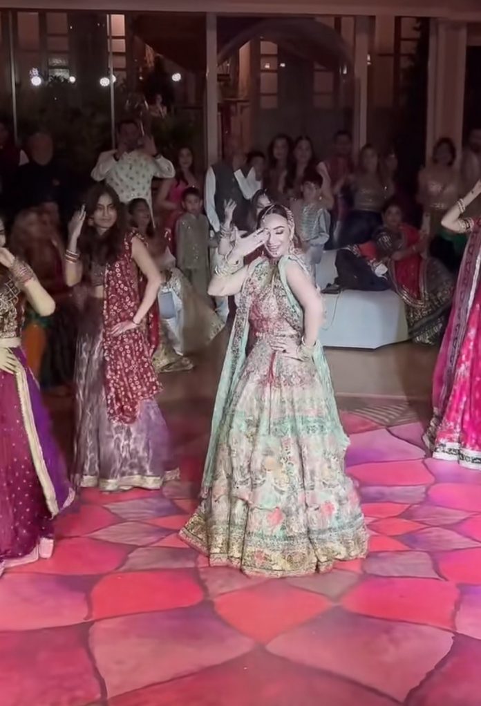 Anoushay Ashraf's Beautiful Dance From Shehndi Event | Reviewit.pk
