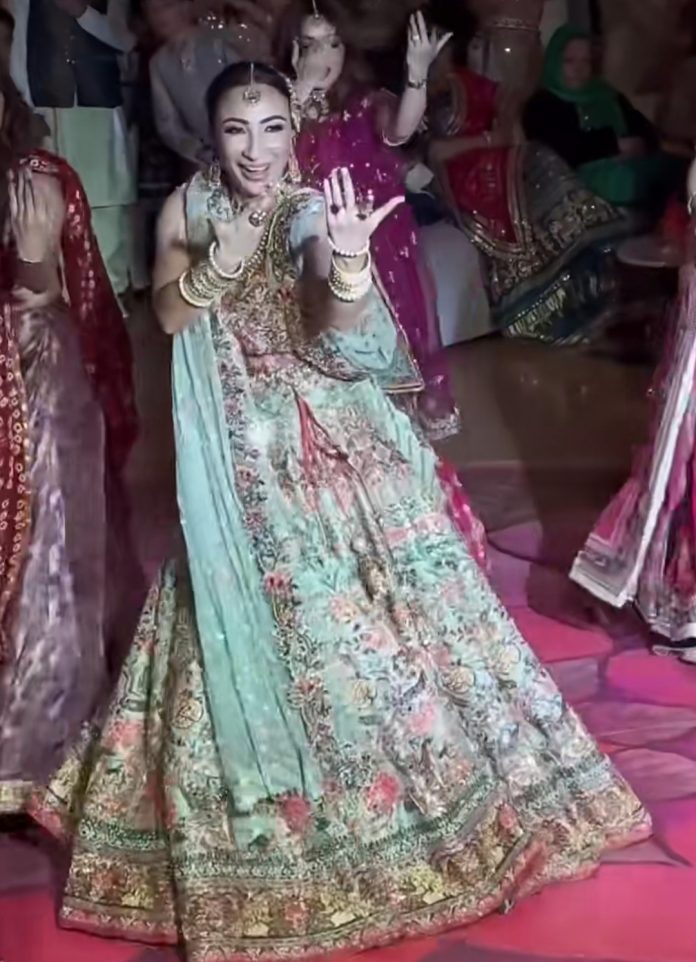 Anoushay Ashraf's Beautiful Dance From Shehndi Event | Reviewit.pk