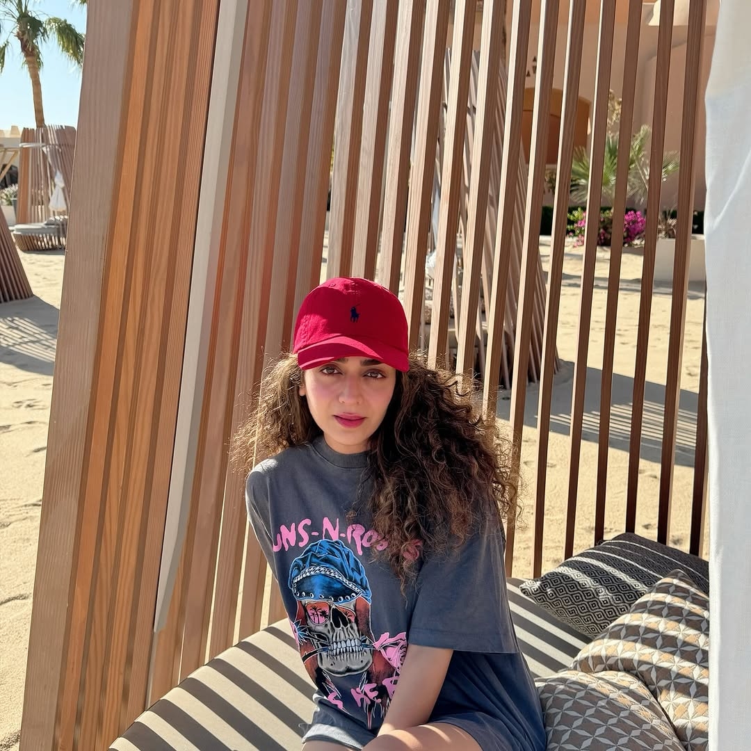 Hajra Yamin Spends Quality Time Vacationing in Egypt | Reviewit.pk