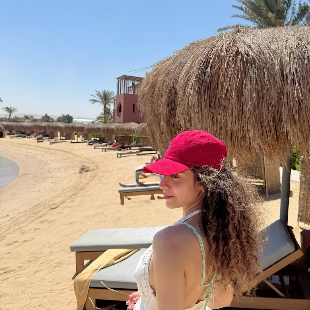 Hajra Yamin Spends Quality Time Vacationing in Egypt | Reviewit.pk