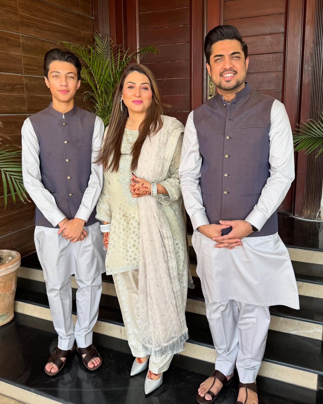 Iqrar Ul Hassan’s Eid Pictures With Wives Go Viral | Reviewit.pk