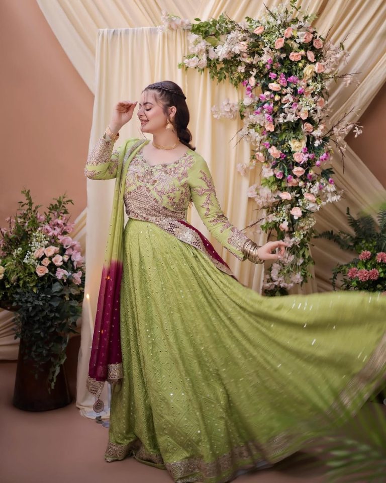 Aiman Khan & Minal Khan Looks from Brother's Mehndi | Reviewit.pk