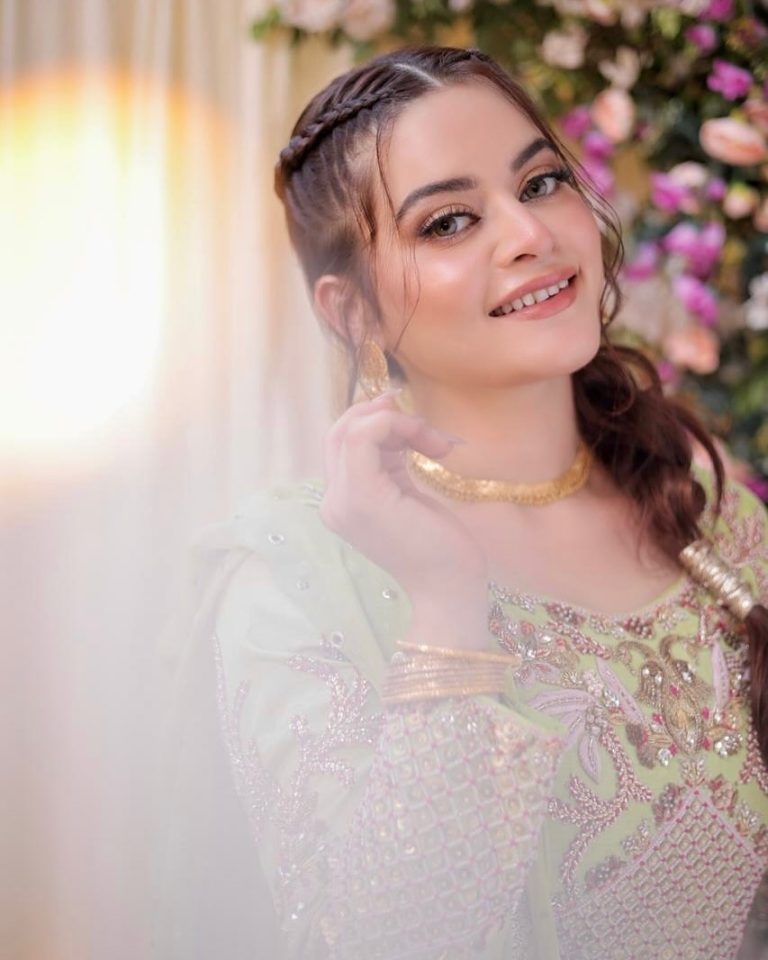 Aiman Khan & Minal Khan Looks from Brother's Mehndi | Reviewit.pk