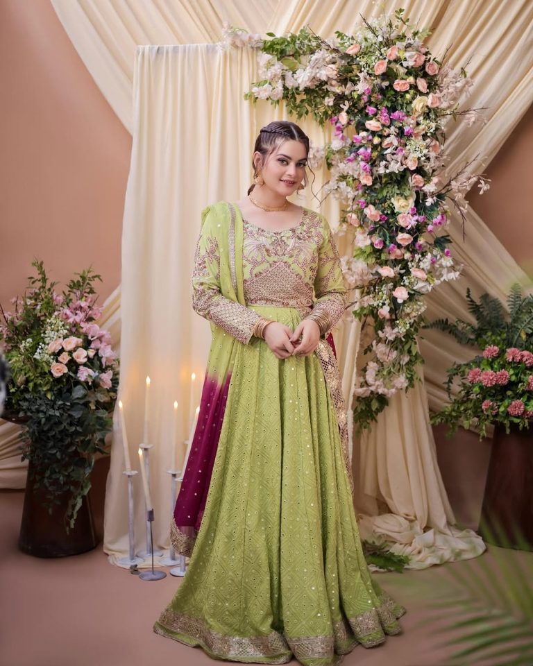 Aiman Khan & Minal Khan Looks from Brother's Mehndi | Reviewit.pk
