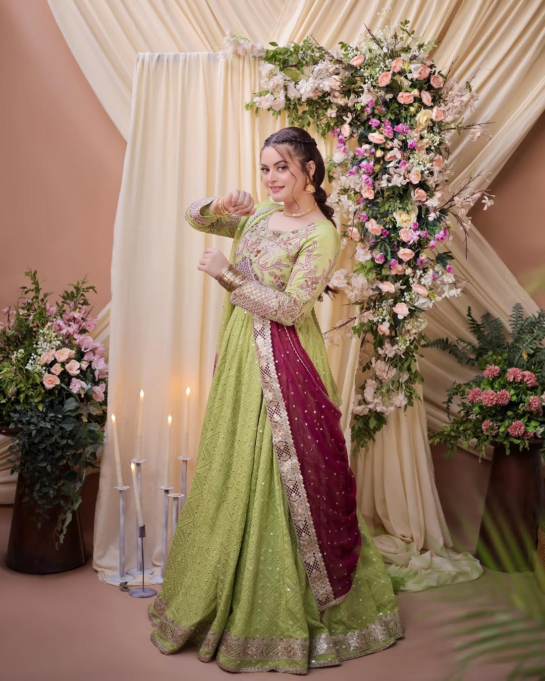 Aiman Khan & Minal Khan Looks from Brother's Mehndi | Reviewit.pk