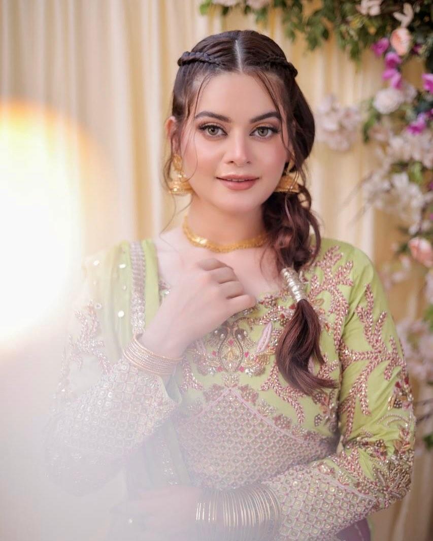 Aiman Khan & Minal Khan Looks from Brother's Mehndi | Reviewit.pk