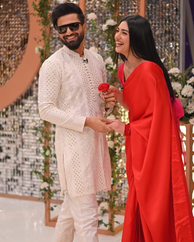 Sarah Khan & Falak Shabir Adorable Family Clicks from Dubai | Reviewit.pk