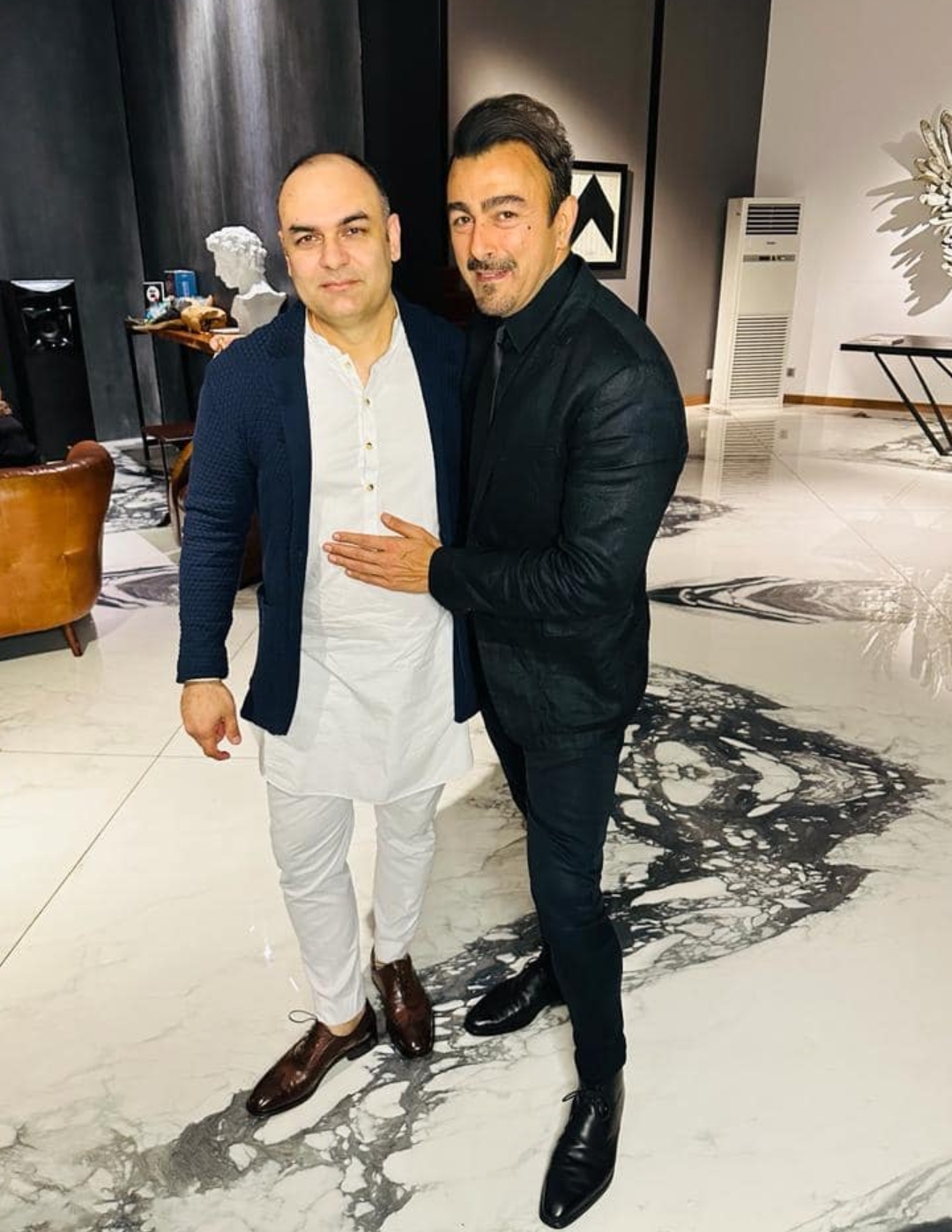 Shaan Shahid’s Adorable Family Clicks | Reviewit.pk