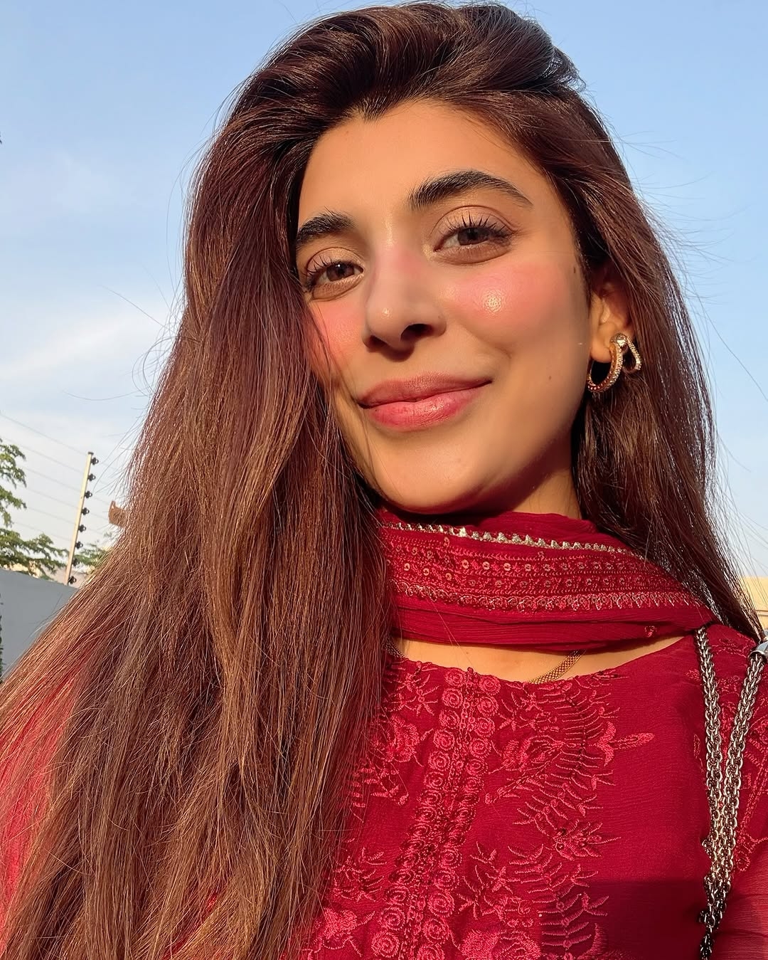 Urwa Hocane and Mawra Hocane Share Pictures with Family | Reviewit.pk