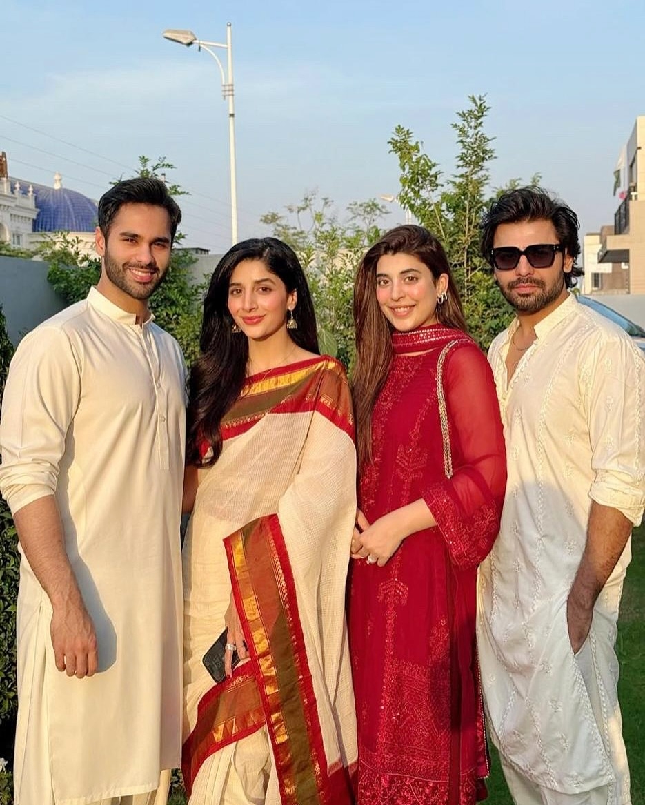 Urwa Hocane and Mawra Hocane Share Pictures with Family | Reviewit.pk
