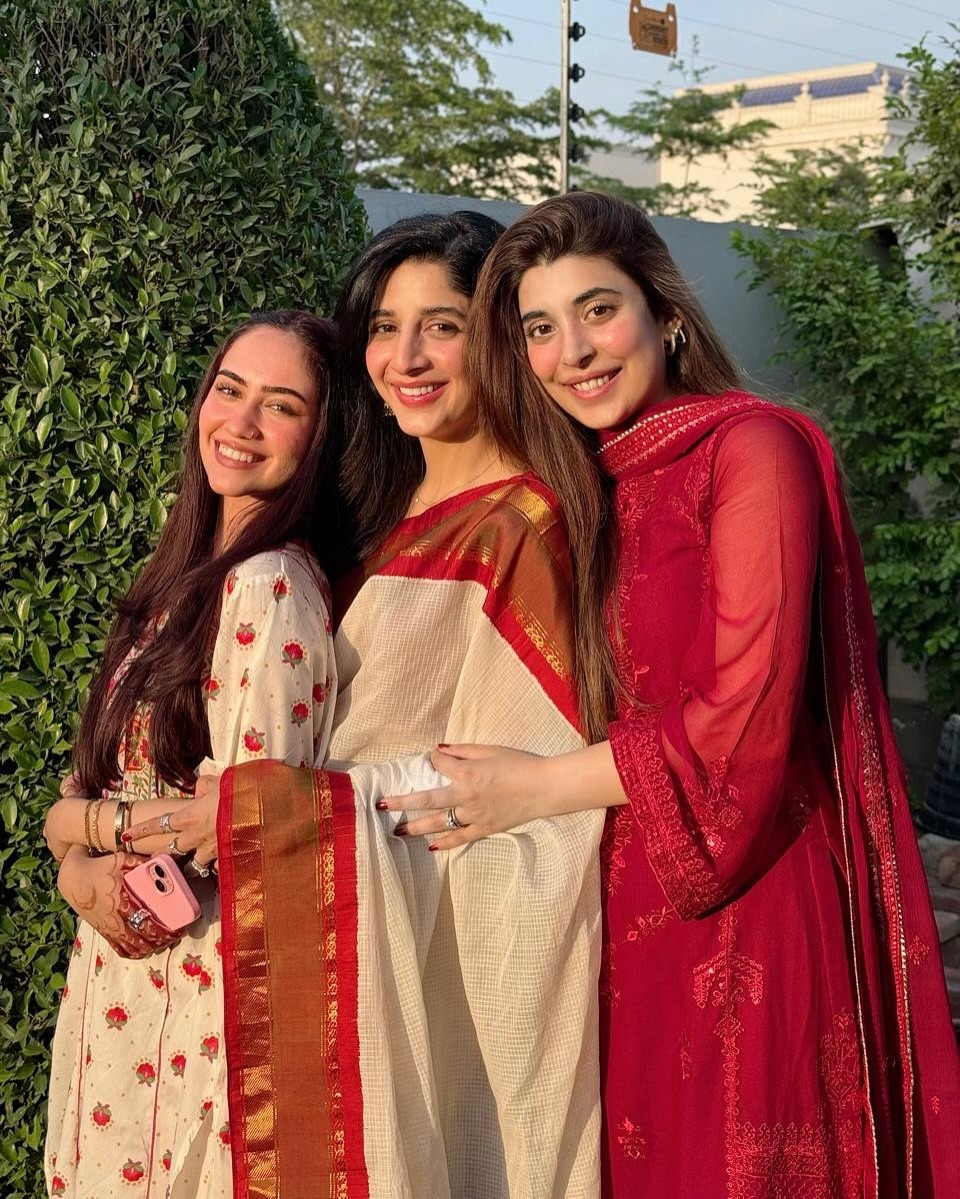 Urwa Hocane and Mawra Hocane Share Pictures with Family | Reviewit.pk