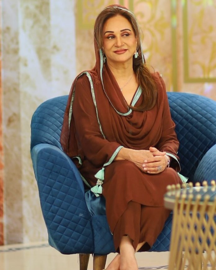 Bushra Ansari's Intelligent Reply To Ducky Bhai | Reviewit.pk
