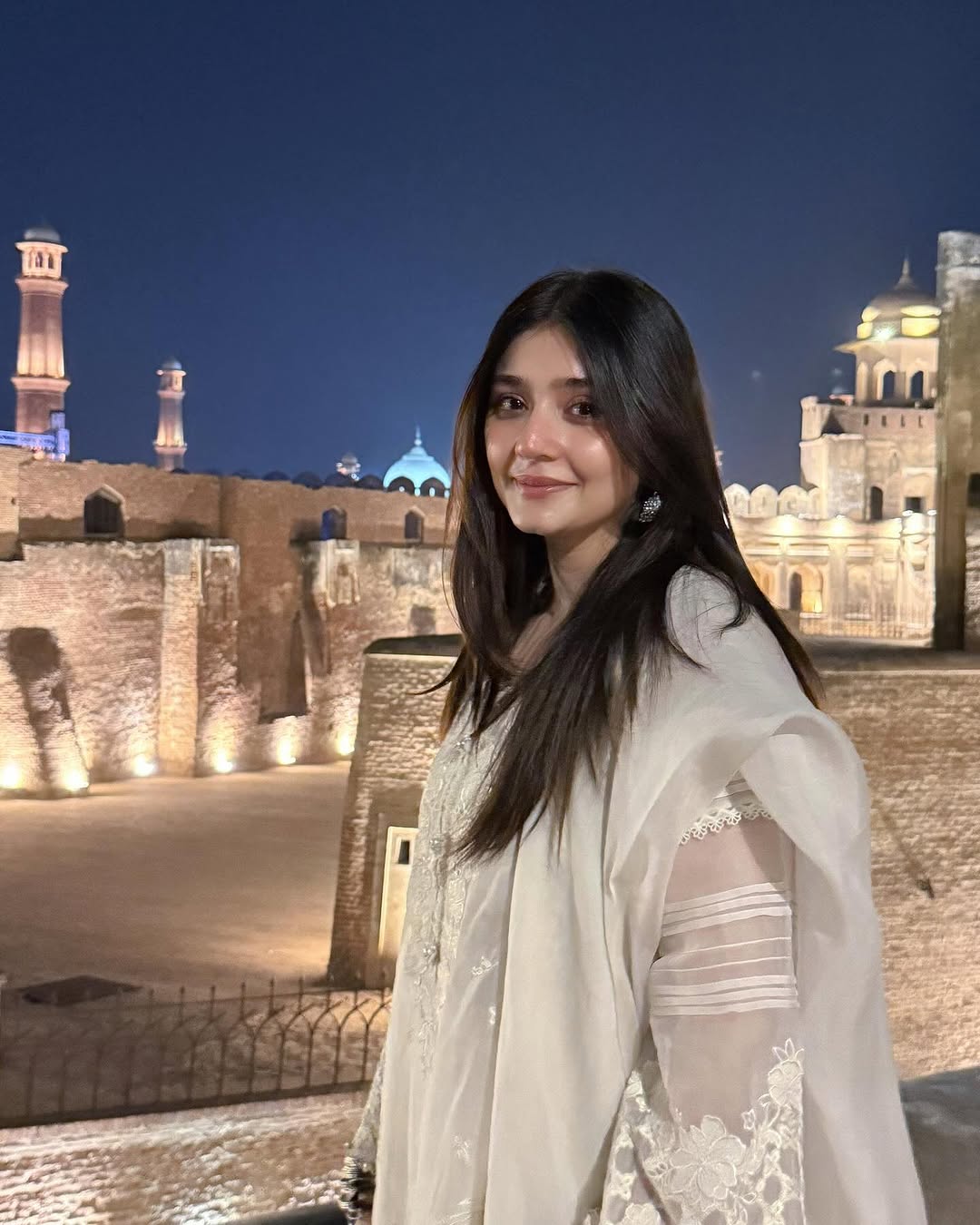 Durefishan Saleem Looked Radiant In The Old Lahore Fort | Reviewit.pk