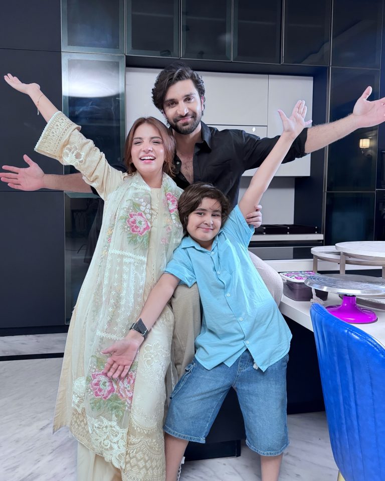 Meem Se Mohabbat Cast Bids Farewell To The Drama | Reviewit.pk