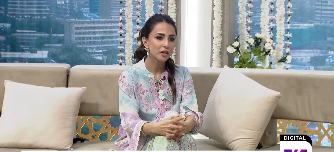 Ushna Shah & Nadia Khan on YouTubers' Scrutiny of Actors | Reviewit.pk