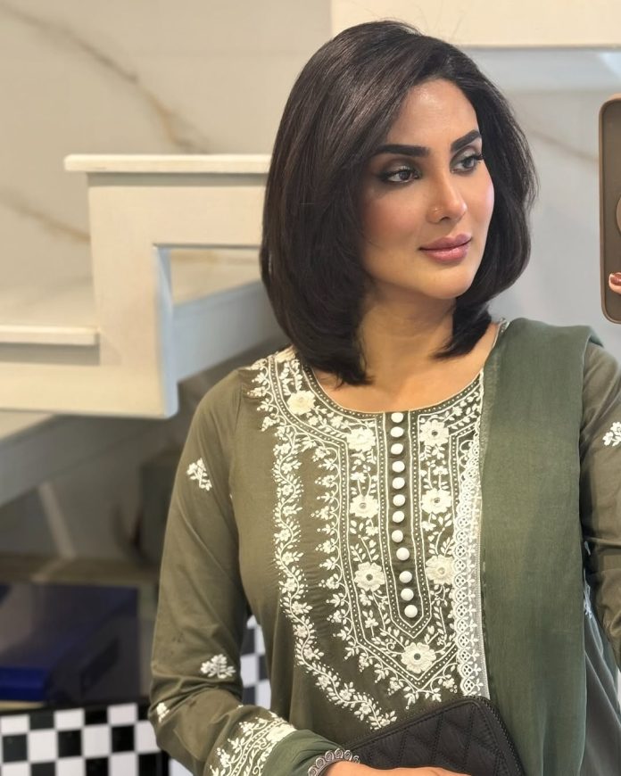 Fiza Ali’s Revealing Outfit in Recent Show enrages public | Reviewit.pk