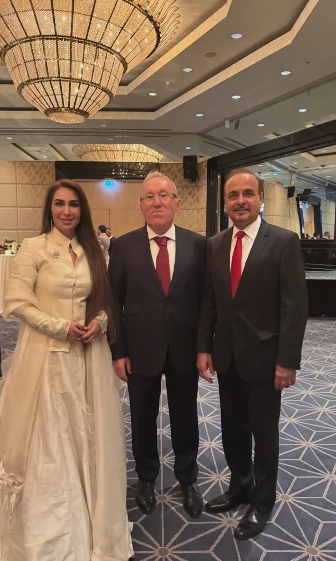 Reema Khan Attends Wedding in Turkey with Husband | Reviewit.pk
