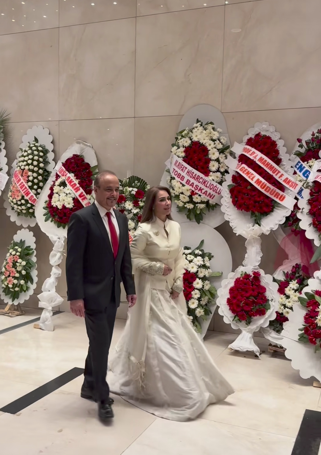 Reema Khan Attends Wedding in Turkey with Husband | Reviewit.pk