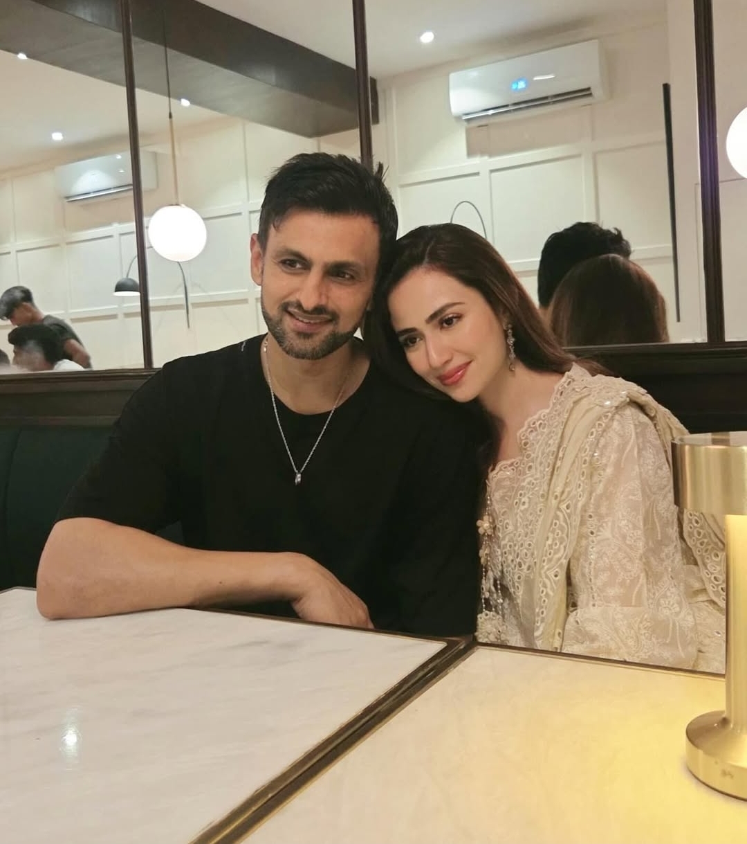 Omayr Waqar's Controversial Remarks about Sana Javed Javed | Reviewit.pk