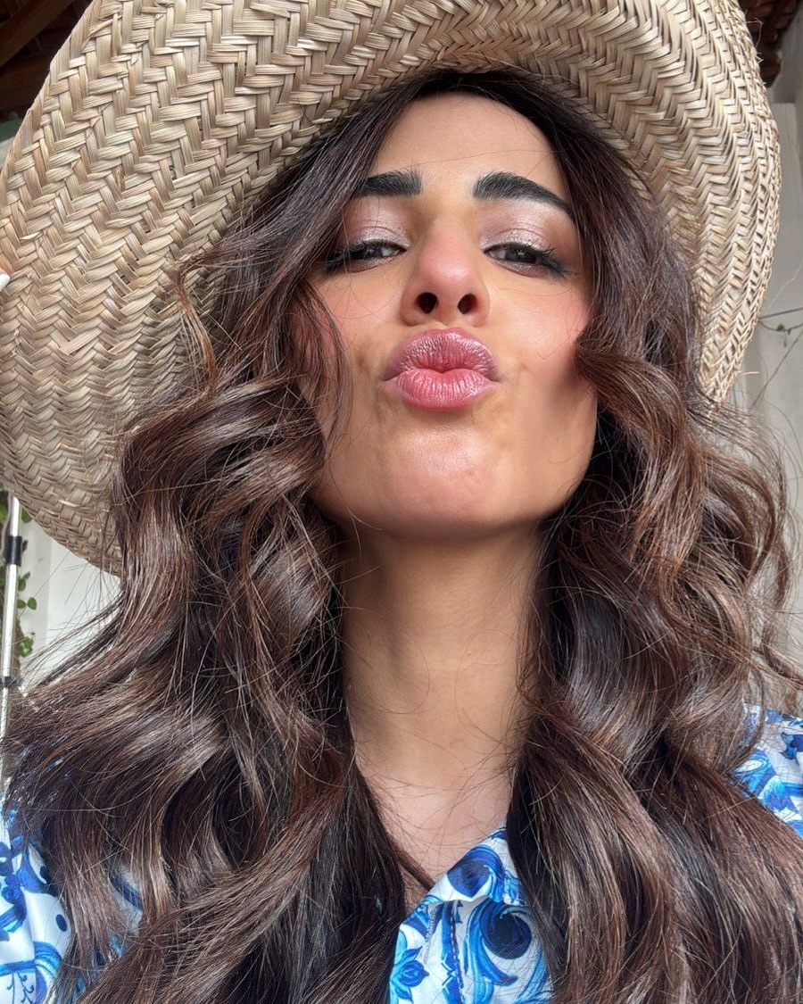 Ushna Shah's Smooth Dance Moves Grab Public Attention | Reviewit.pk