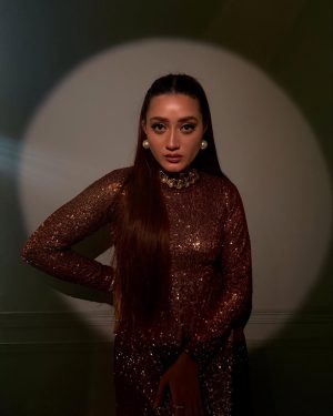 Momina Iqbal's Gorgeous Looks From Do Kinaray | Reviewit.pk