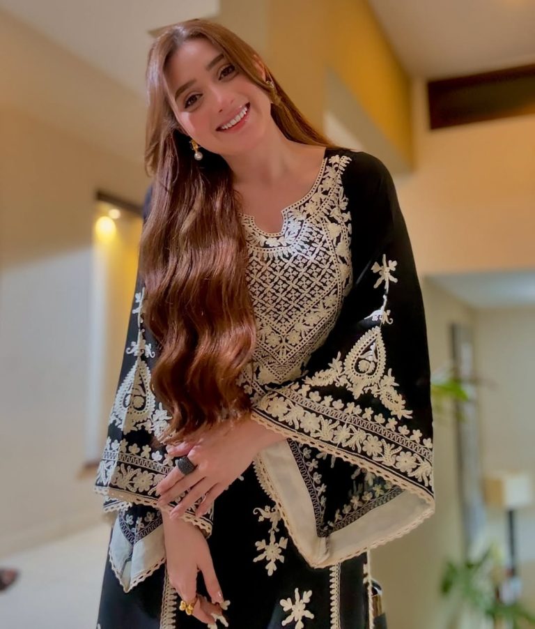 Momina Iqbal's Gorgeous Looks From Do Kinaray | Reviewit.pk