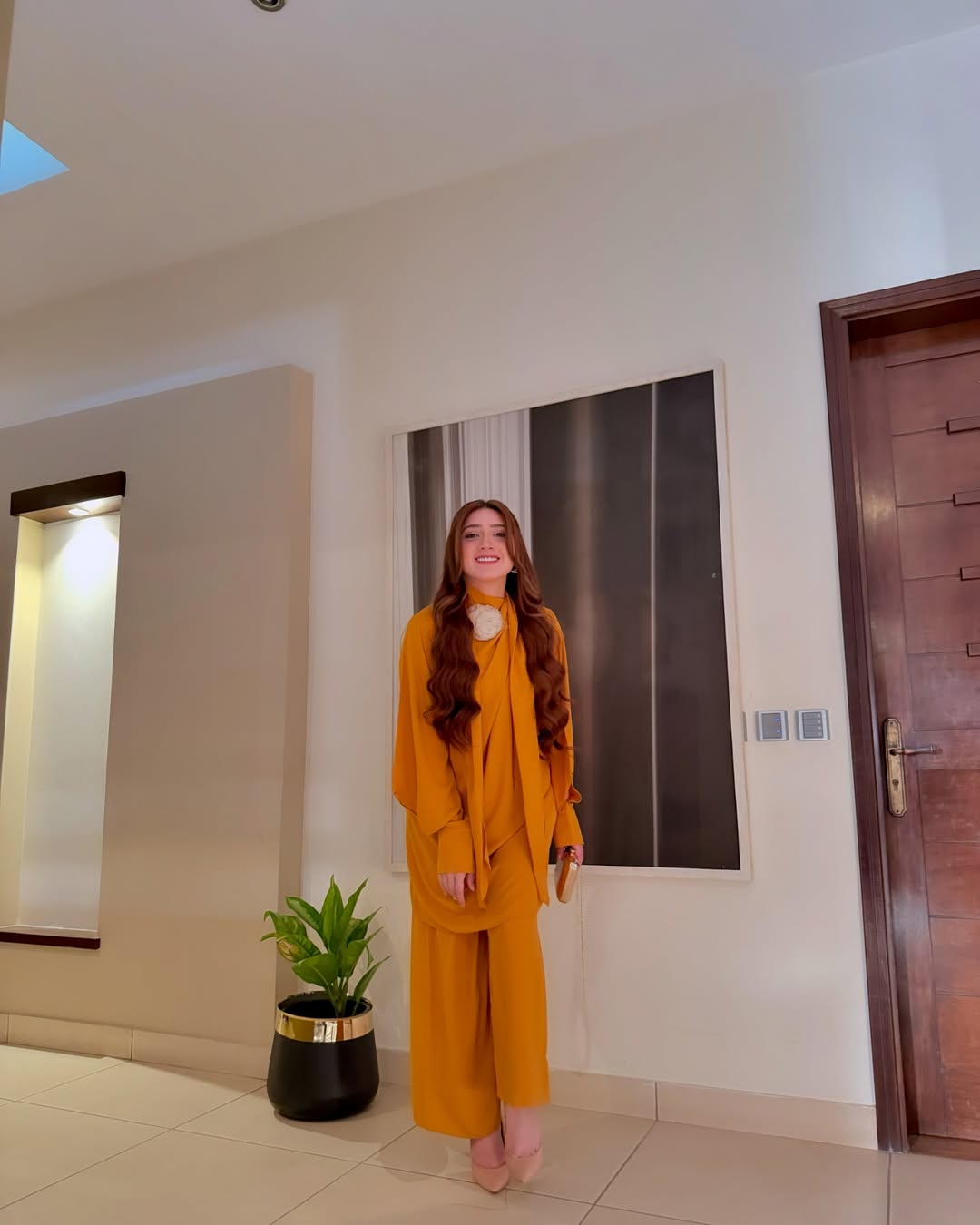 Momina Iqbal's Gorgeous Looks From Do Kinaray | Reviewit.pk