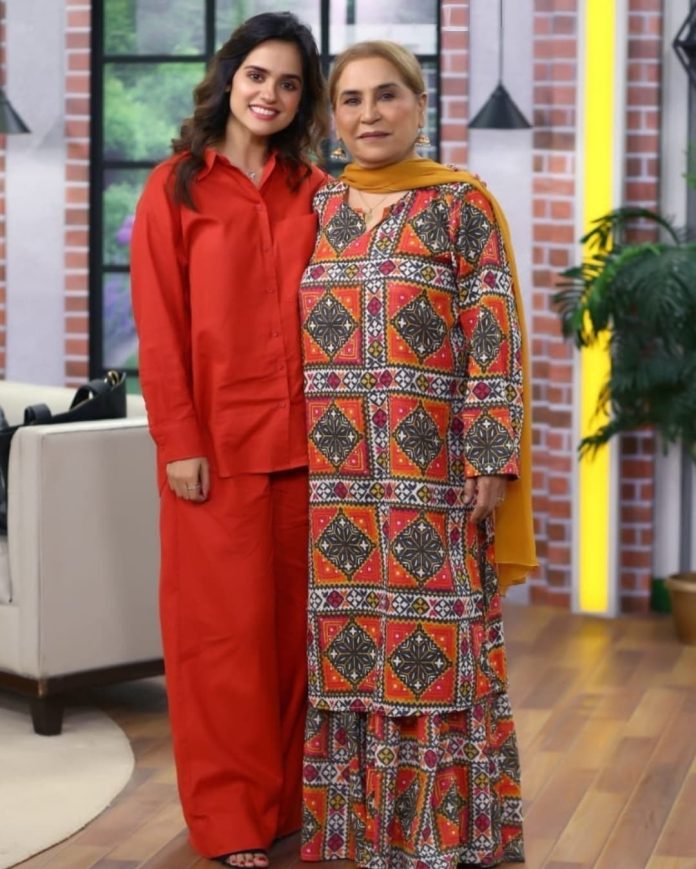 Why Parveen Akbar Was Against Daughter's Acting | Reviewit.pk