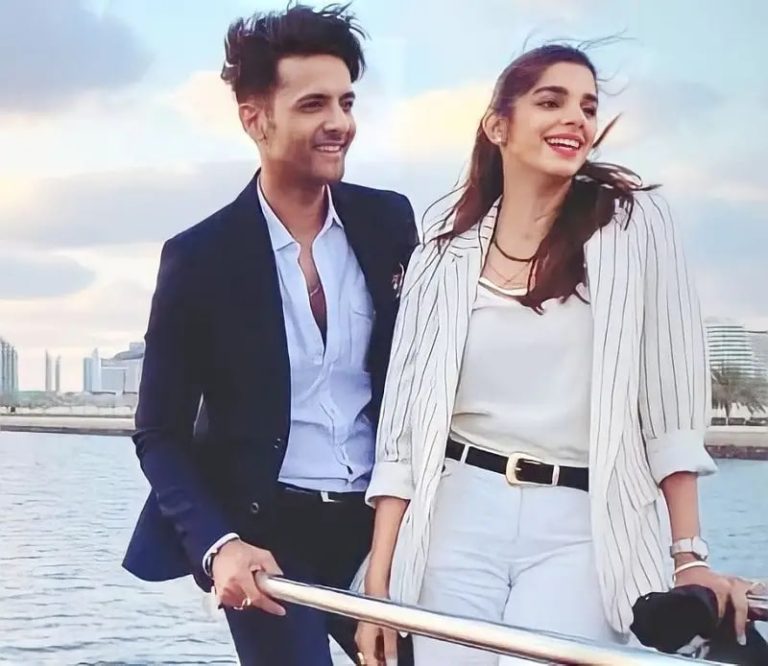 Sanam Saeed Announces Pregnancy With Memorable Pictures | Reviewit.pk