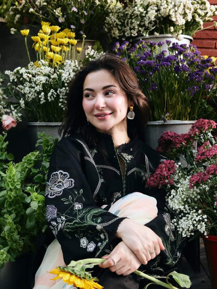 Hania Aamir’s Lookalike Gets Public Attention | Reviewit.pk