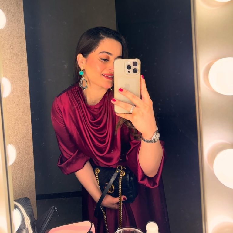Aiman Khan Shares Adorable Pictures with Her Little One | Reviewit.pk