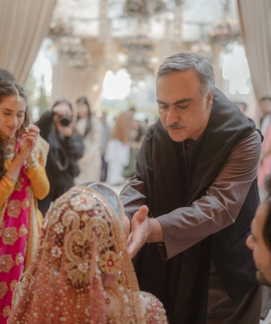 Pakistani Celebrities Share Heartfelt Father’s Day Wishes | Reviewit.pk