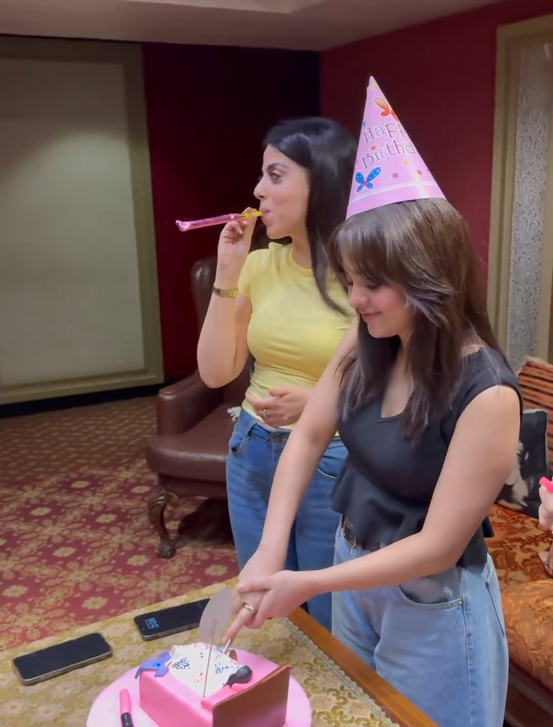 Komal Meer Celebrates Birthday with Friends | Reviewit.pk