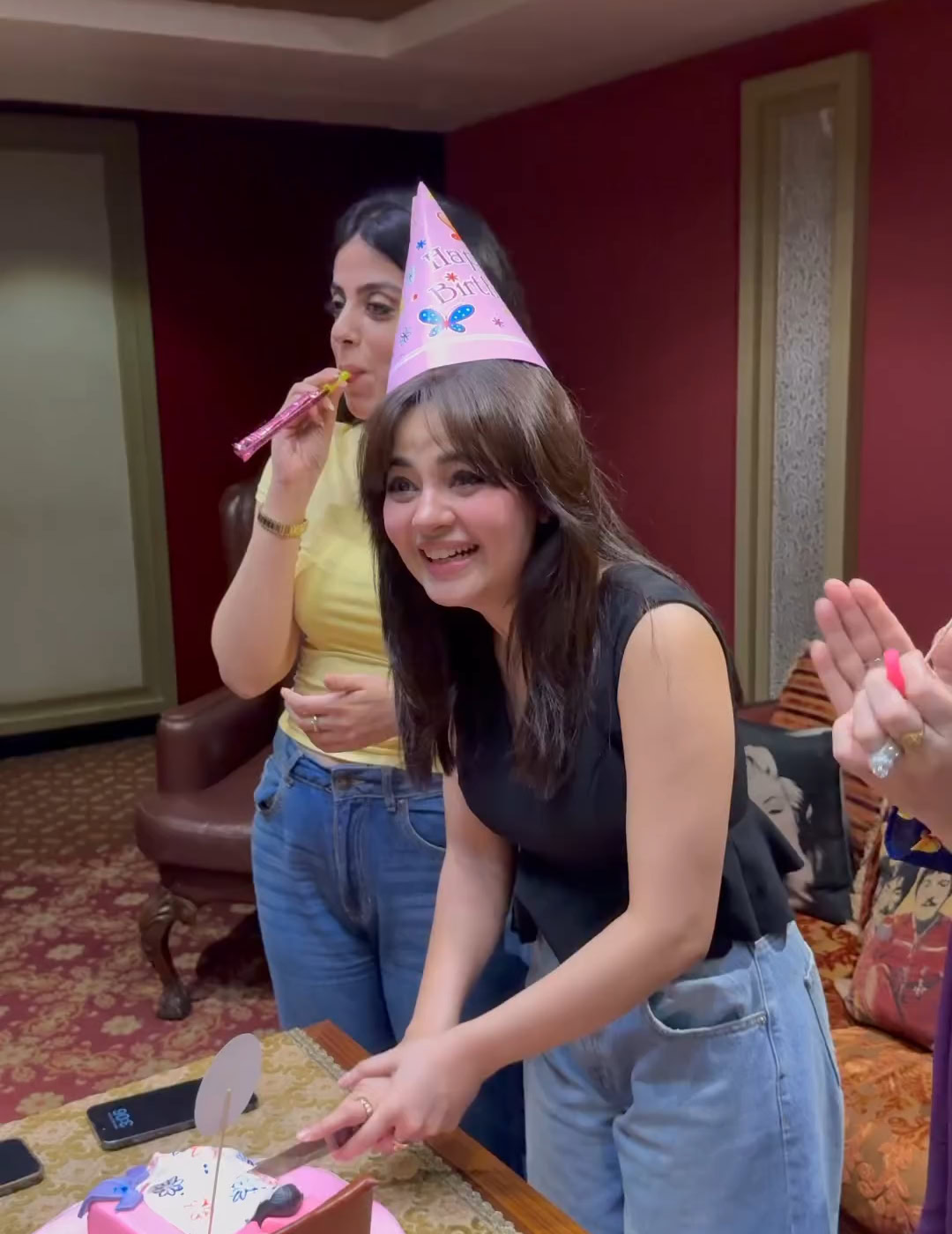 Komal Meer Celebrates Birthday with Friends | Reviewit.pk