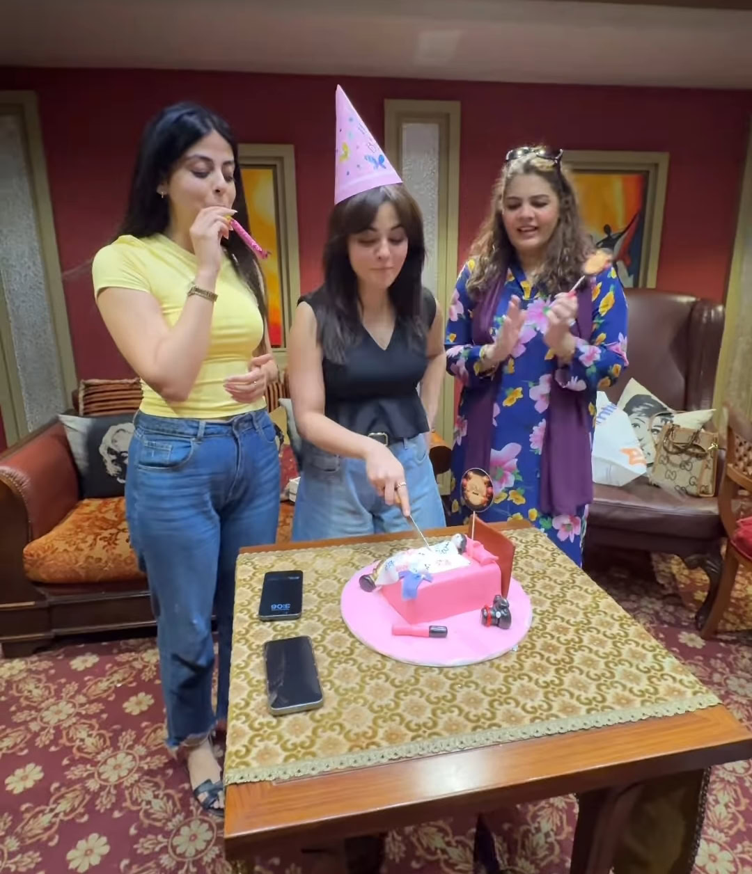 Komal Meer Celebrates Birthday with Friends | Reviewit.pk