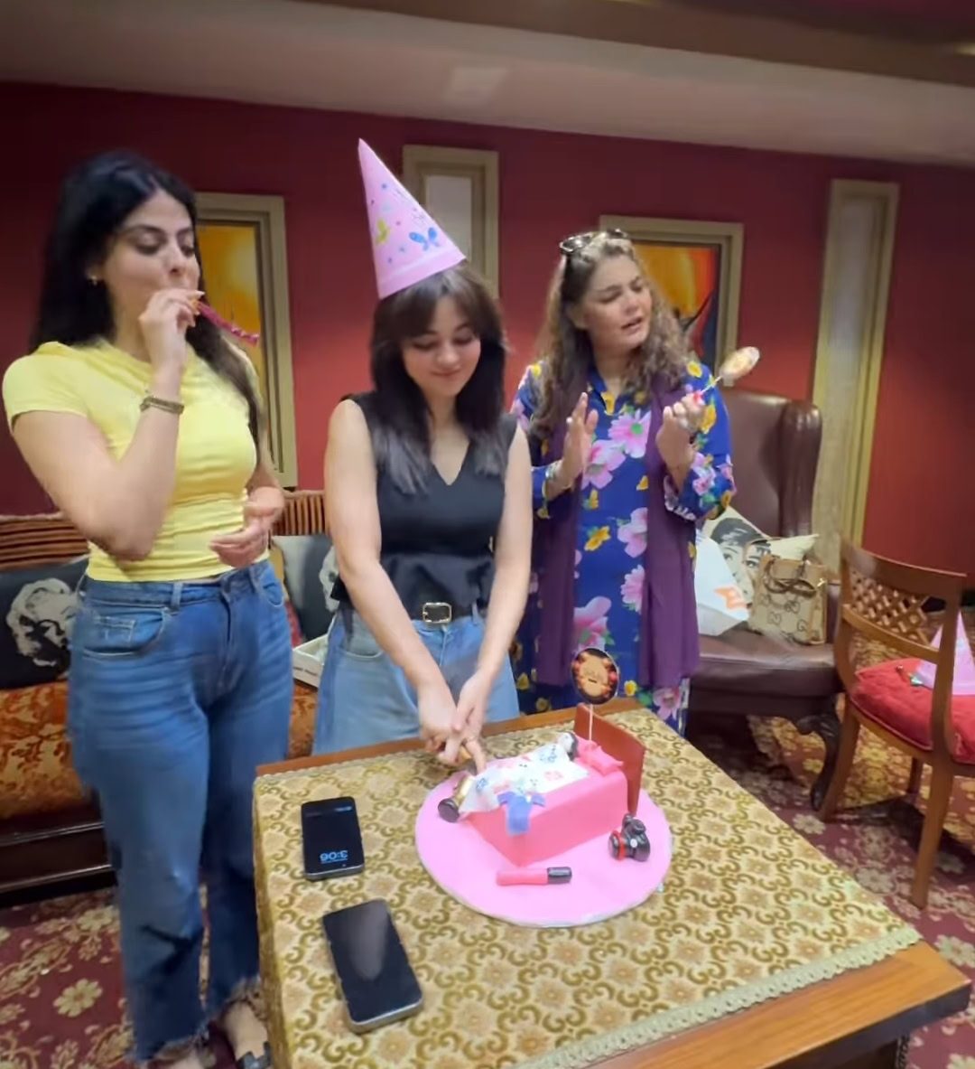 Komal Meer Celebrates Birthday with Friends | Reviewit.pk