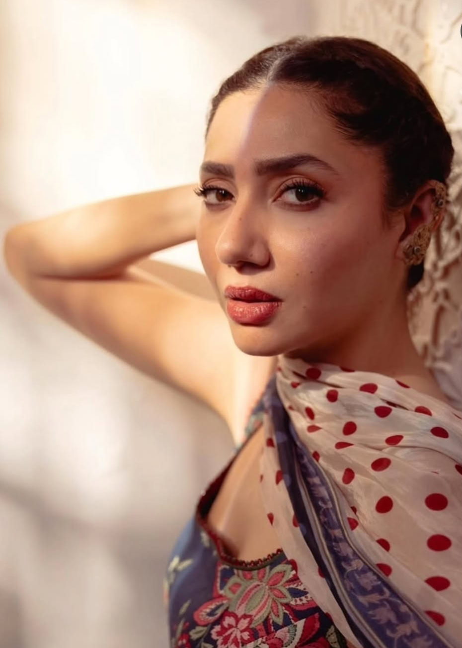 Mahira Khan’s Dance at Asim Azhar’s Concert Fails to Impress Public ...