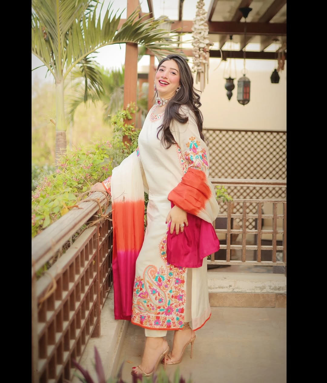 Mariyam Nafees Beautiful Family Photoshoot from GMP | Reviewit.pk