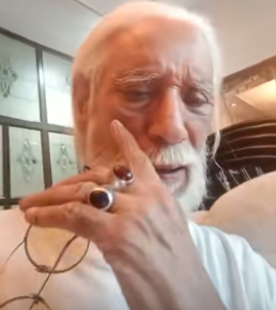 Senior Actor Rashid Mehmood Attacked and Beaten | Reviewit.pk