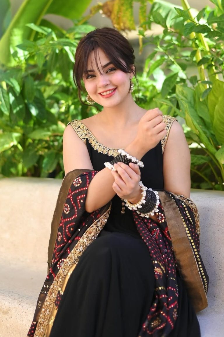 Yashma Gill Shares Insights on Komal Meer's Marriage Proposals | Reviewit.pk