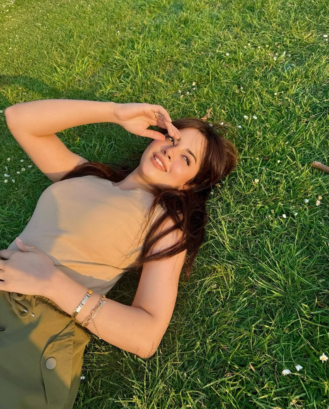 Komal Meer’s Cosmetic Surgery & Acting in Goonj Under Discussion | Reviewit.pk