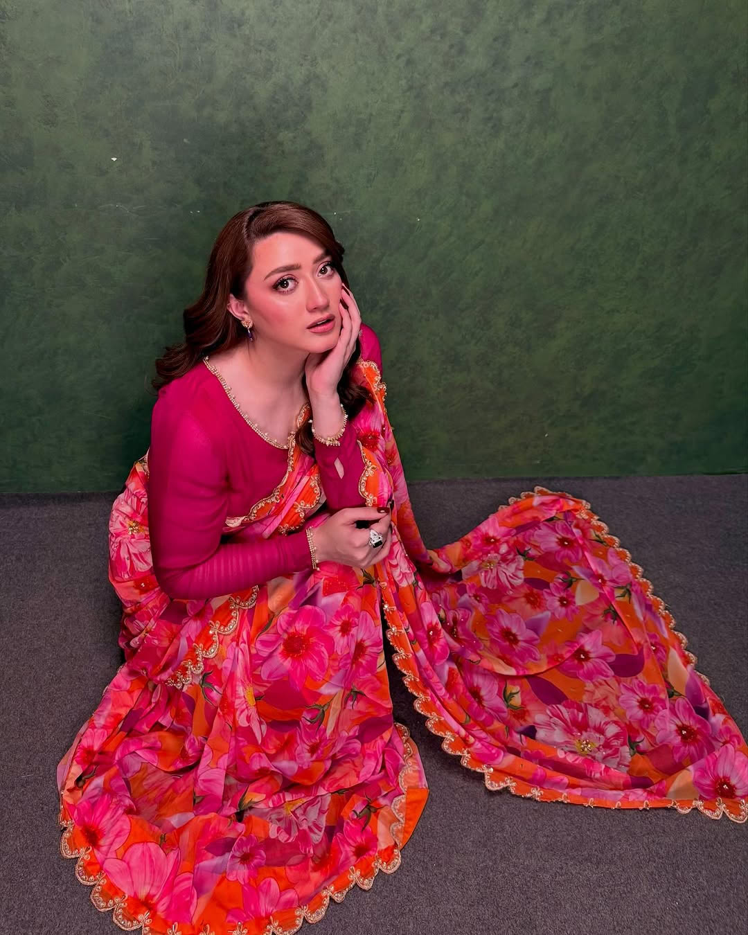 Momina Iqbal Defends Going Late on Set | Reviewit.pk