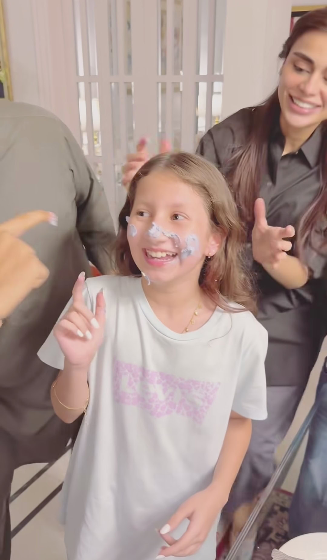 Sadaf Kanwal Praised For Showing Love To Nooreh | Reviewit.pk