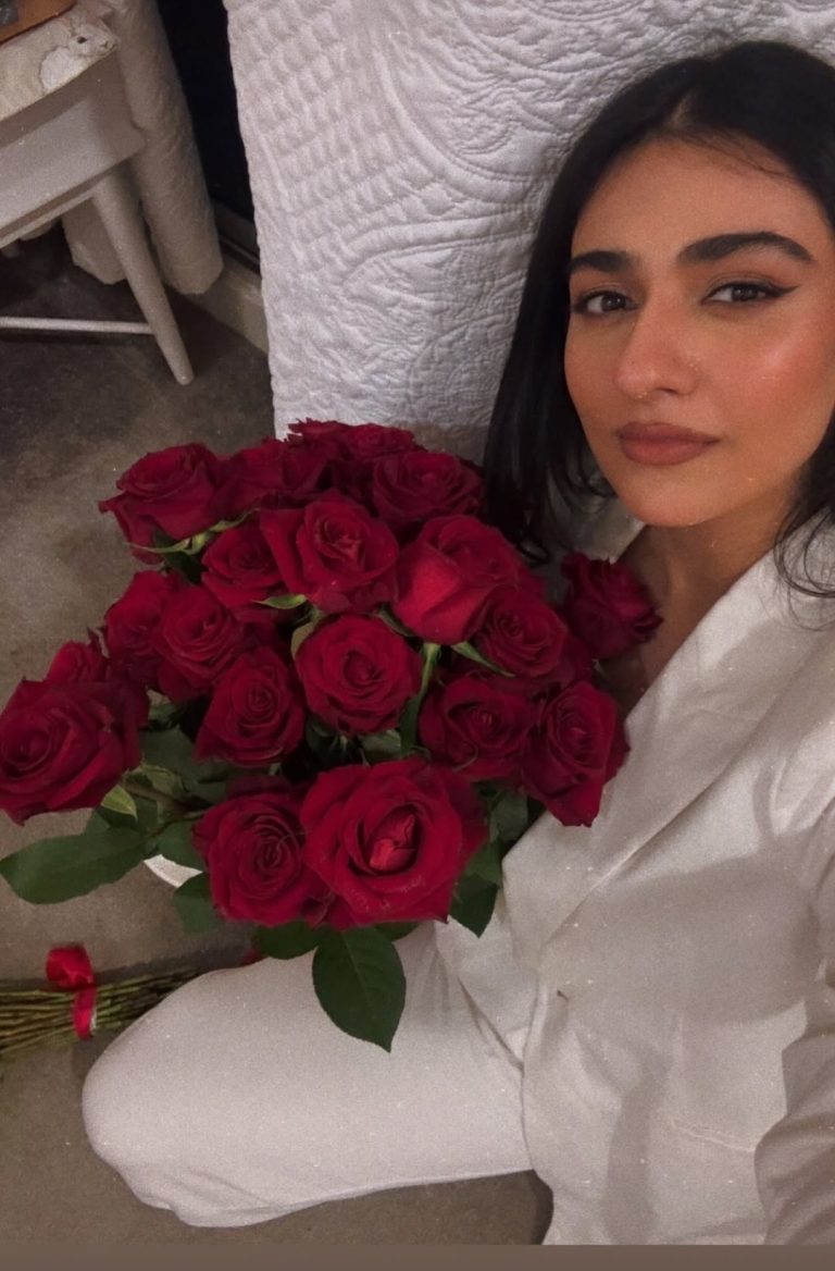 Sarah Khan Recent Pictures Surprise Fans | Reviewit.pk