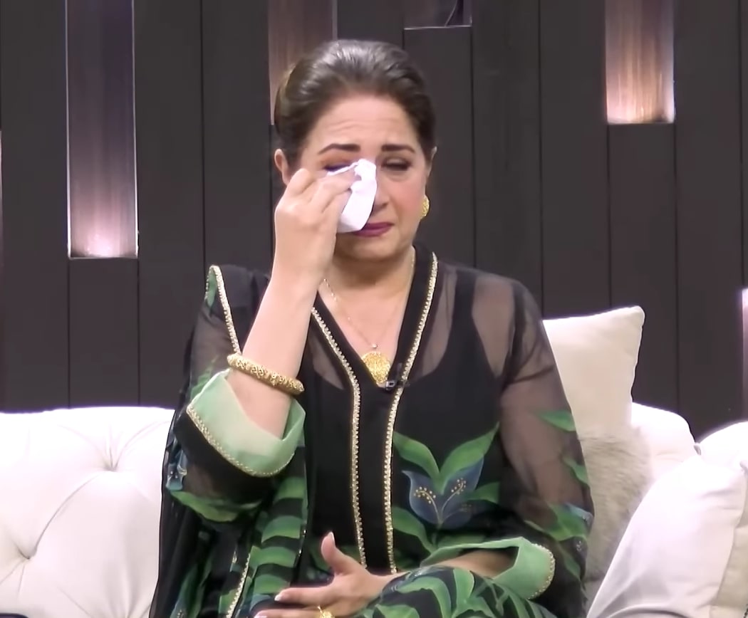 Atiqa Odho Breaks Down Recalling In-Laws Behaviour | Reviewit.pk