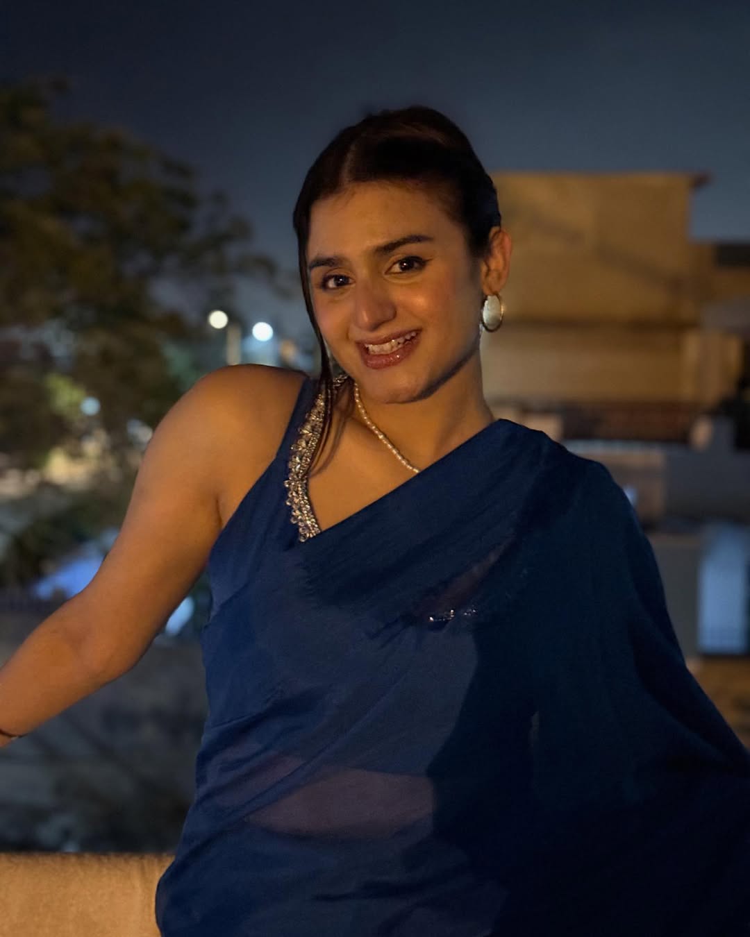 Hira Mani's Bold Saree Pictures Heavily Criticized | Reviewit.pk