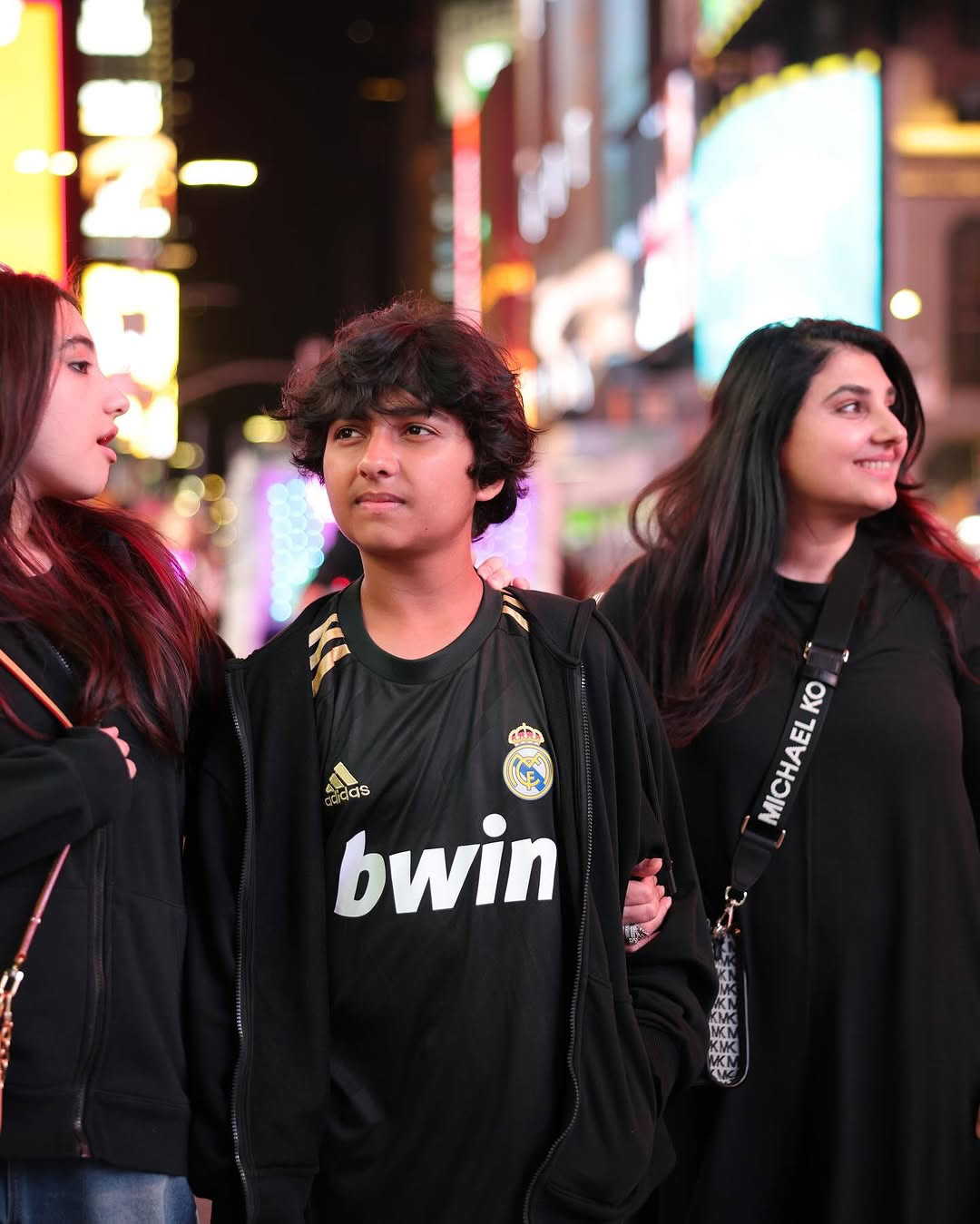 Javeria Saud with Her Kids From Time Square | Reviewit.pk